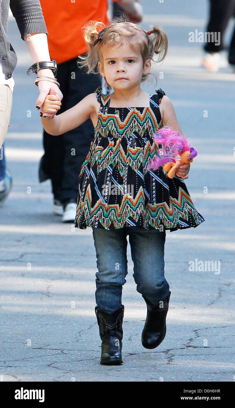 Honneur Warren Jessica Alba, la mère de Catherine, prend sa petite ...