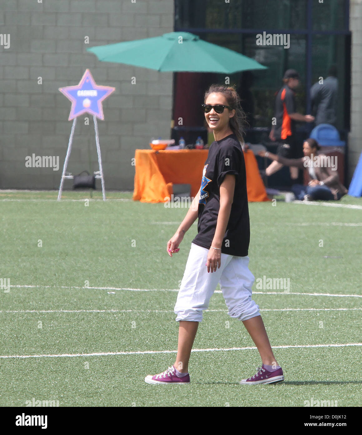 Jessica Alba joue au kickball événement de collecte de fonds d'un ...