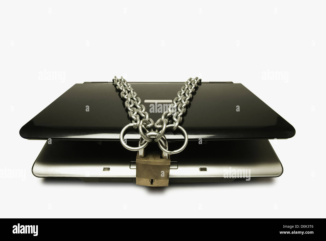 Close-up d'un ordinateur portable attaché avec un cadenas et chaîne ...