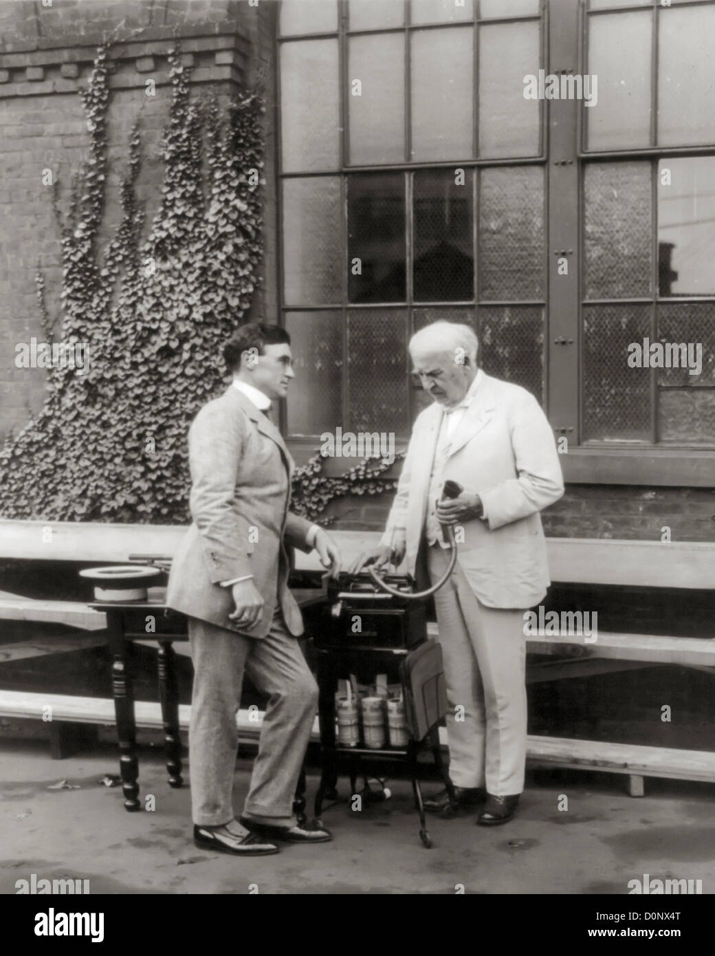 Thomas Edison et Edwin C. Barnes avec Ediphone Photo Stock - Alamy