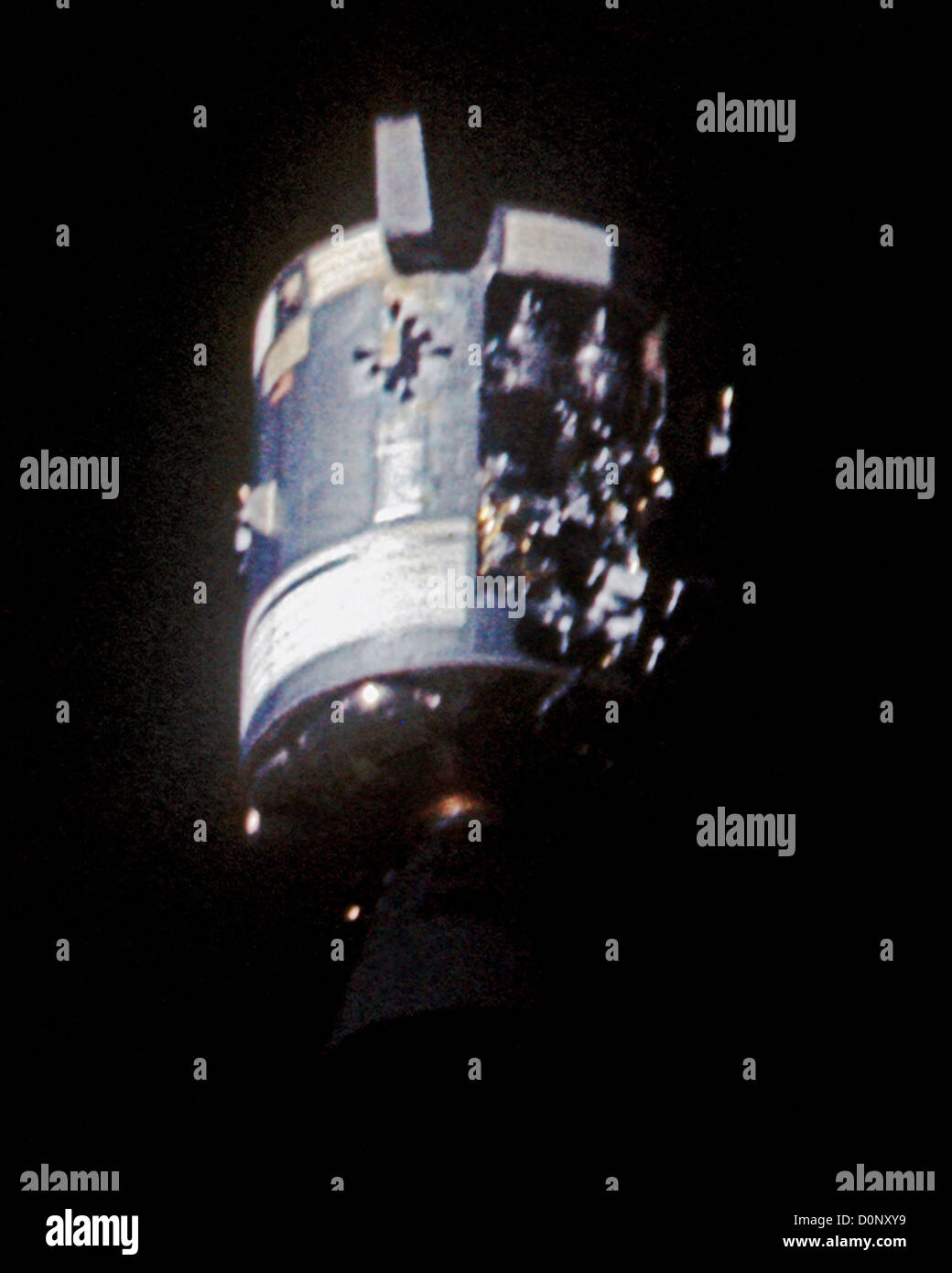 Le module de service Apollo 13 endommagé est déchaîné à la dérive Photo ...