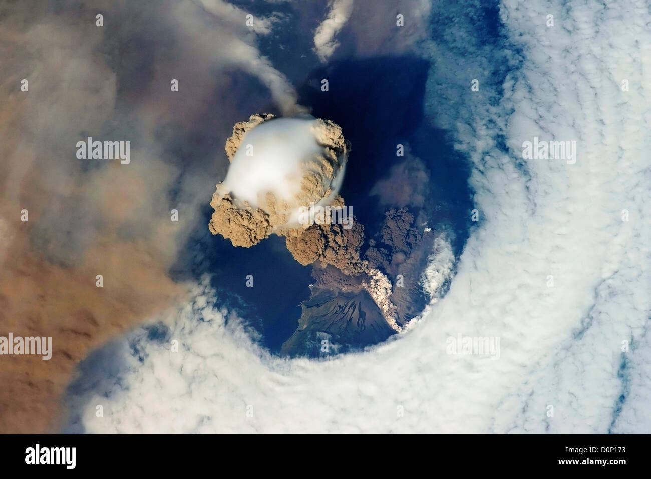 Volcan sarychev Banque de photographies et d’images à haute résolution ...