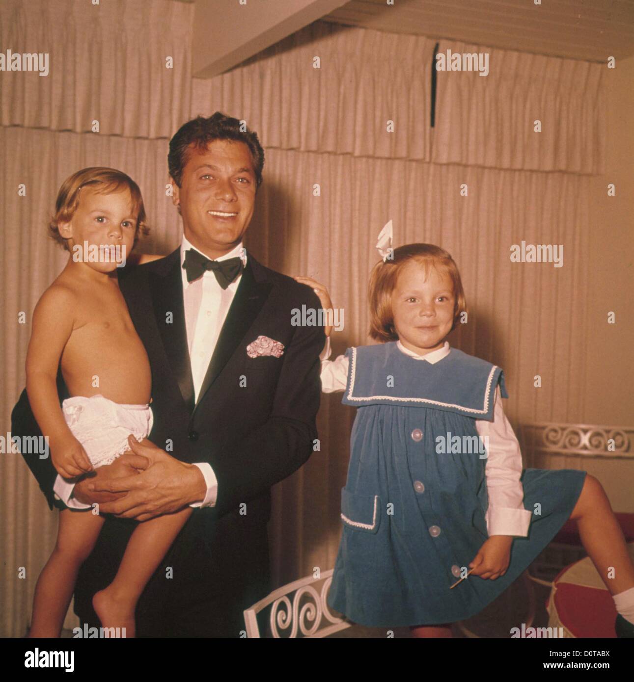 JAMIE LEE CURTIS avec le père Tony Curtis et sa soeur Kelly Curtis ...