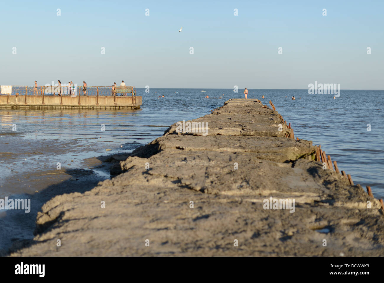 Mariupol pier gens plage baignade mer Banque de photographies et d ...