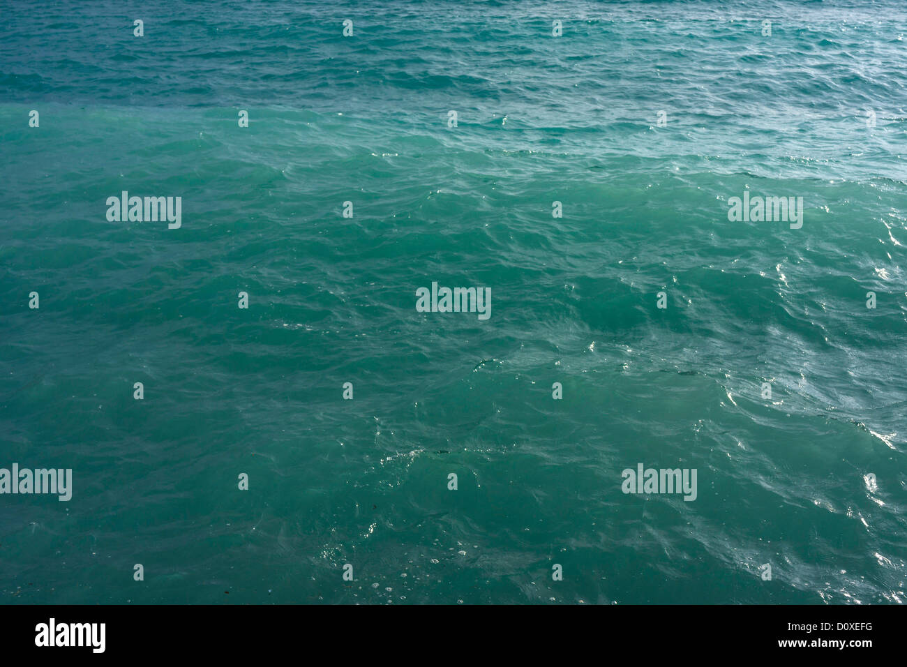 Mer aigue marine avec petites vagues Banque de photographies et d ...