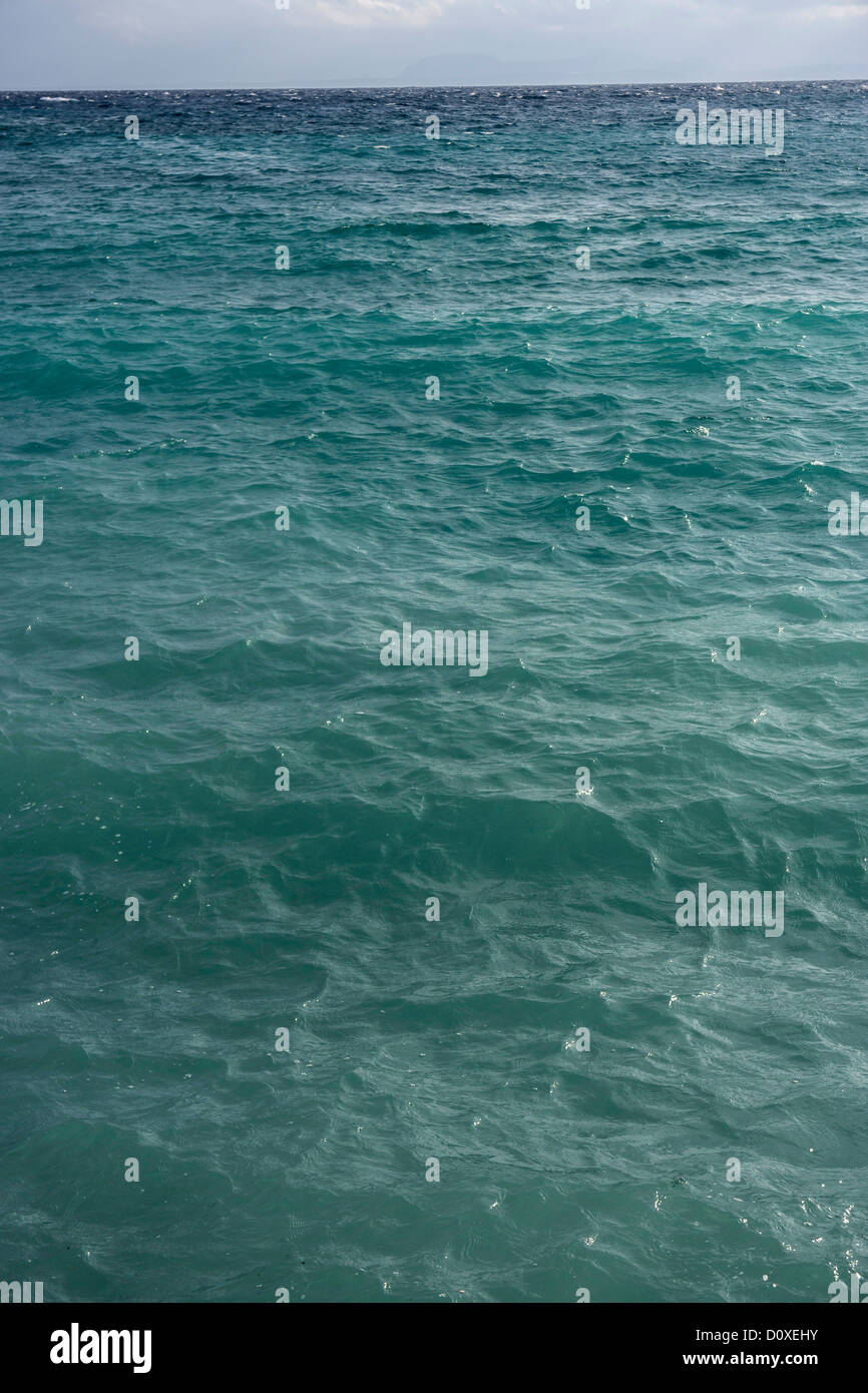 Mer aigue marine avec petites vagues Banque de photographies et d ...