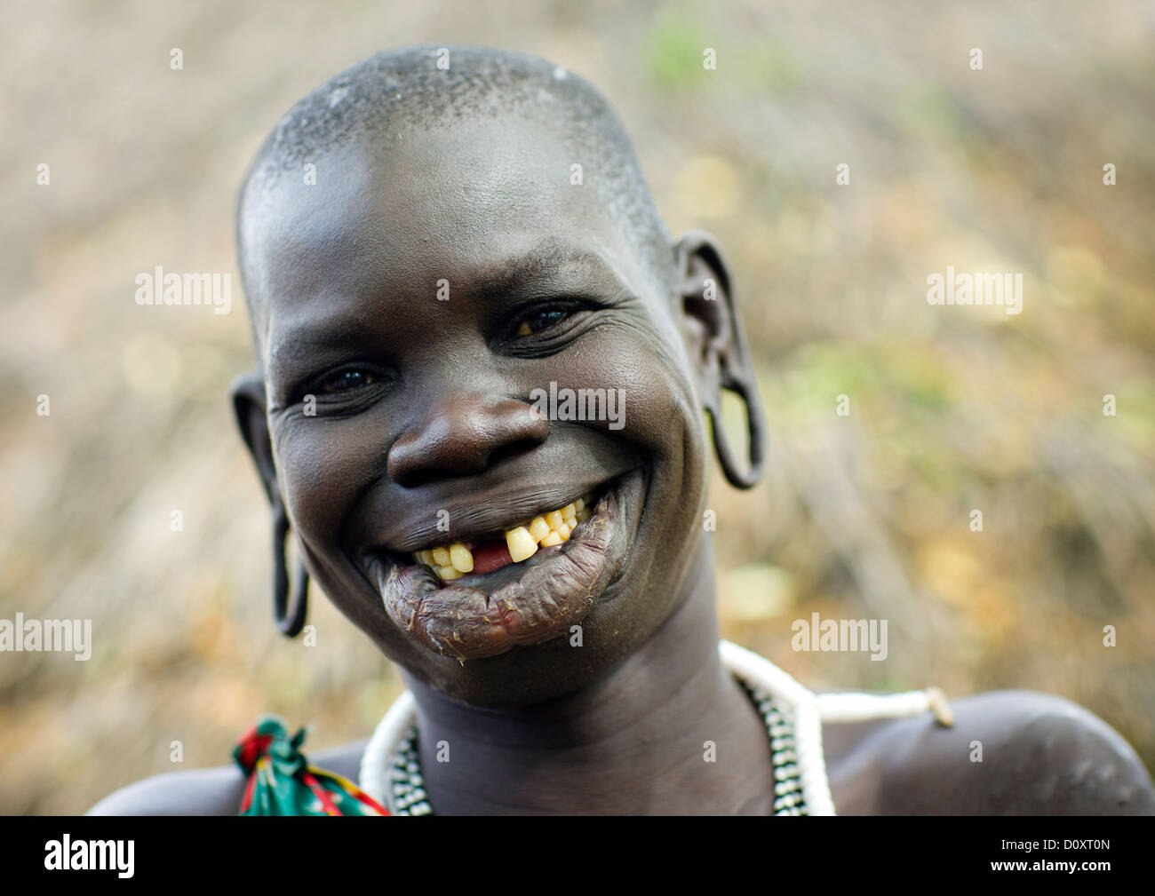 Portrait d'une femme de la tribu Surma avec lèvre élargie et les ...