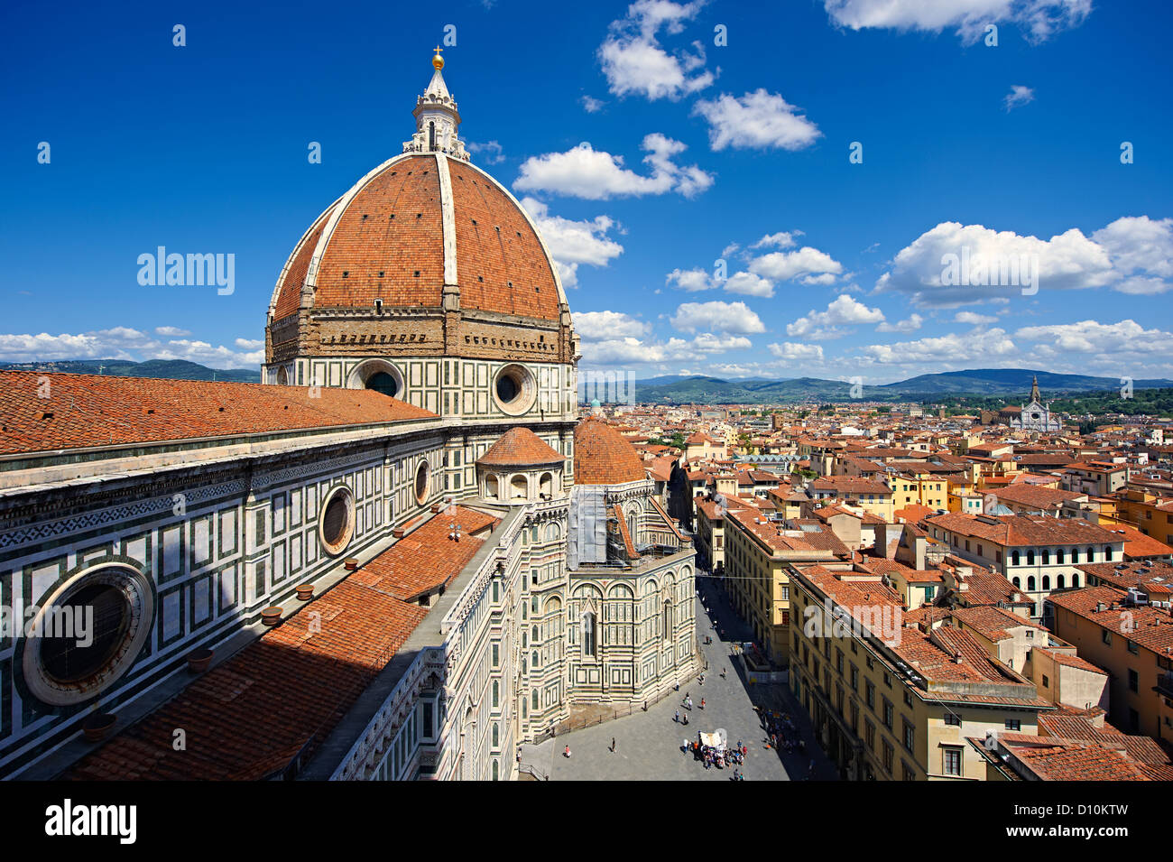 Vue de dessus de toit de Florence et de la coupole du Dôme de Florence ...