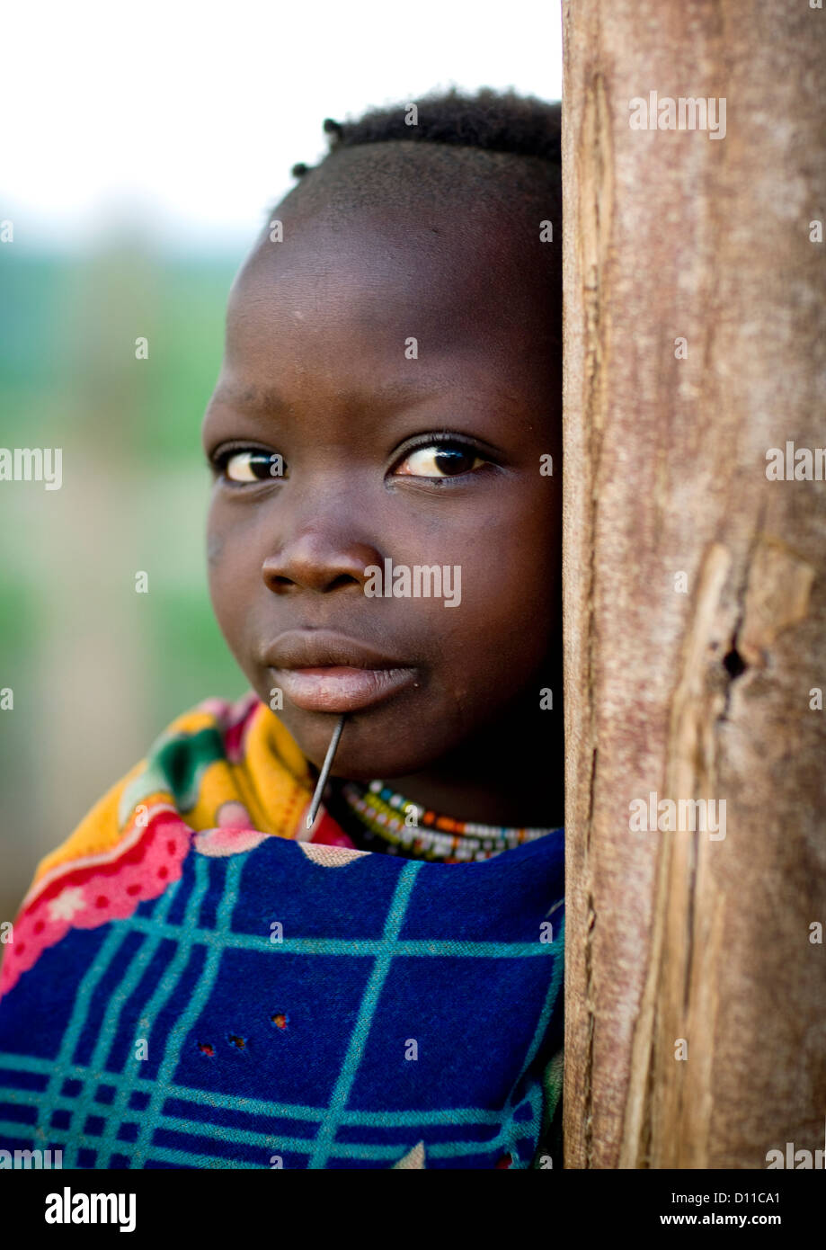 African tribe boy looking up Banque de photographies et d’images à ...