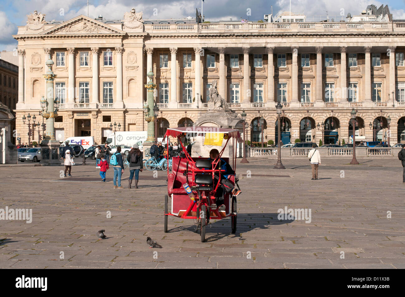 Rickshaw stationné à la place de la Concorde, en face de l''Hôtel de ...