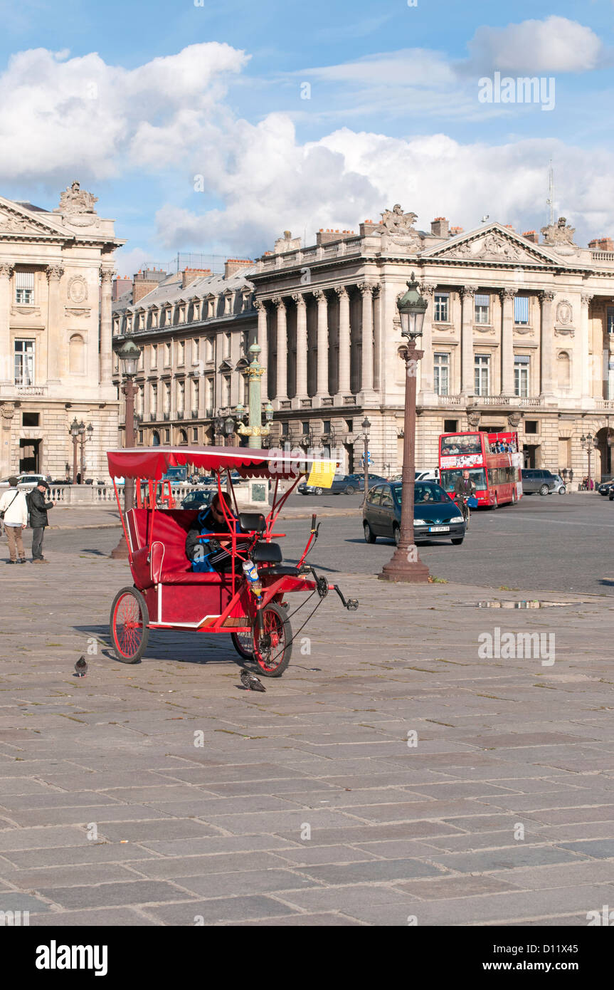 Rickshaw stationné à la place de la Concorde, en face de l''Hôtel de ...