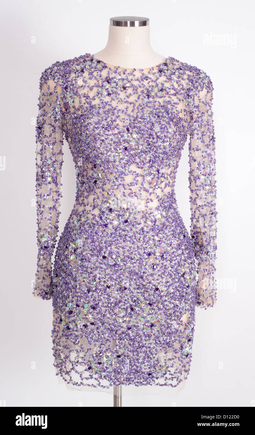 Robe blanche femme s'habille sur mannequin Banque de photographies et d ...