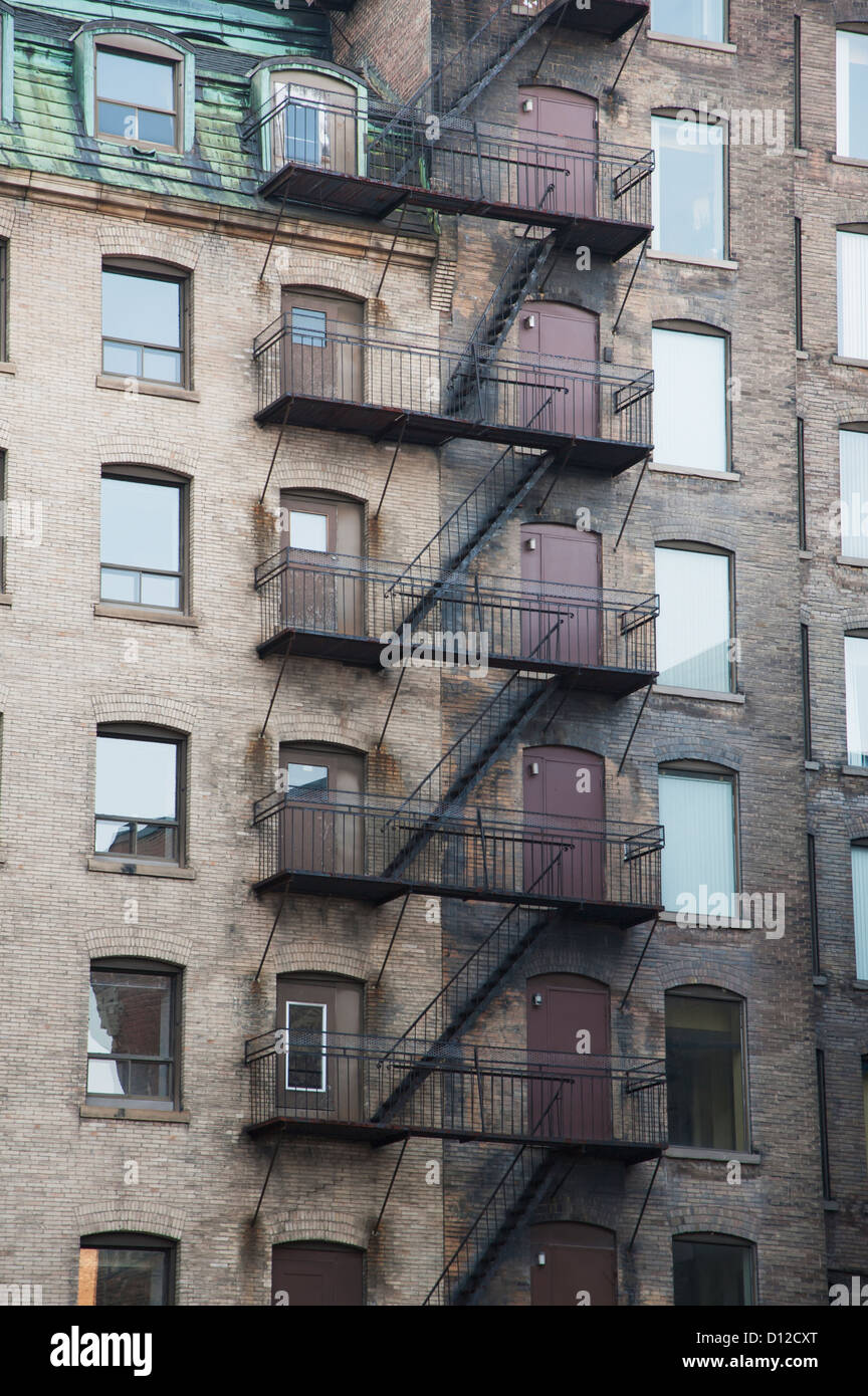 Un balcon et un escalier sur le côté d'un immeuble ; Montréal Québec ...