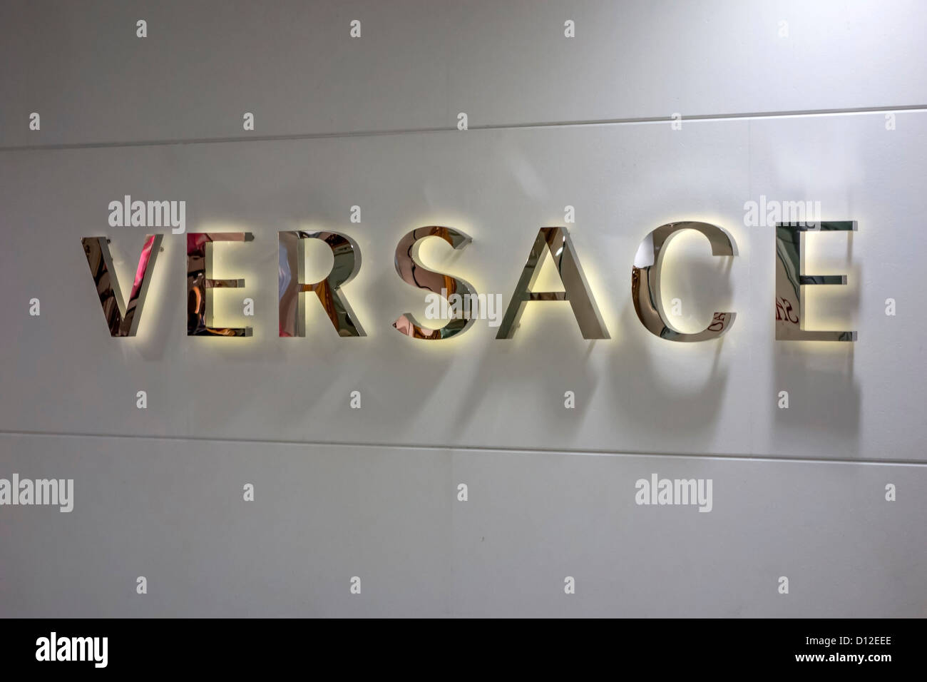 Logo on wall Banque de photographies et d’images à haute résolution - Alamy