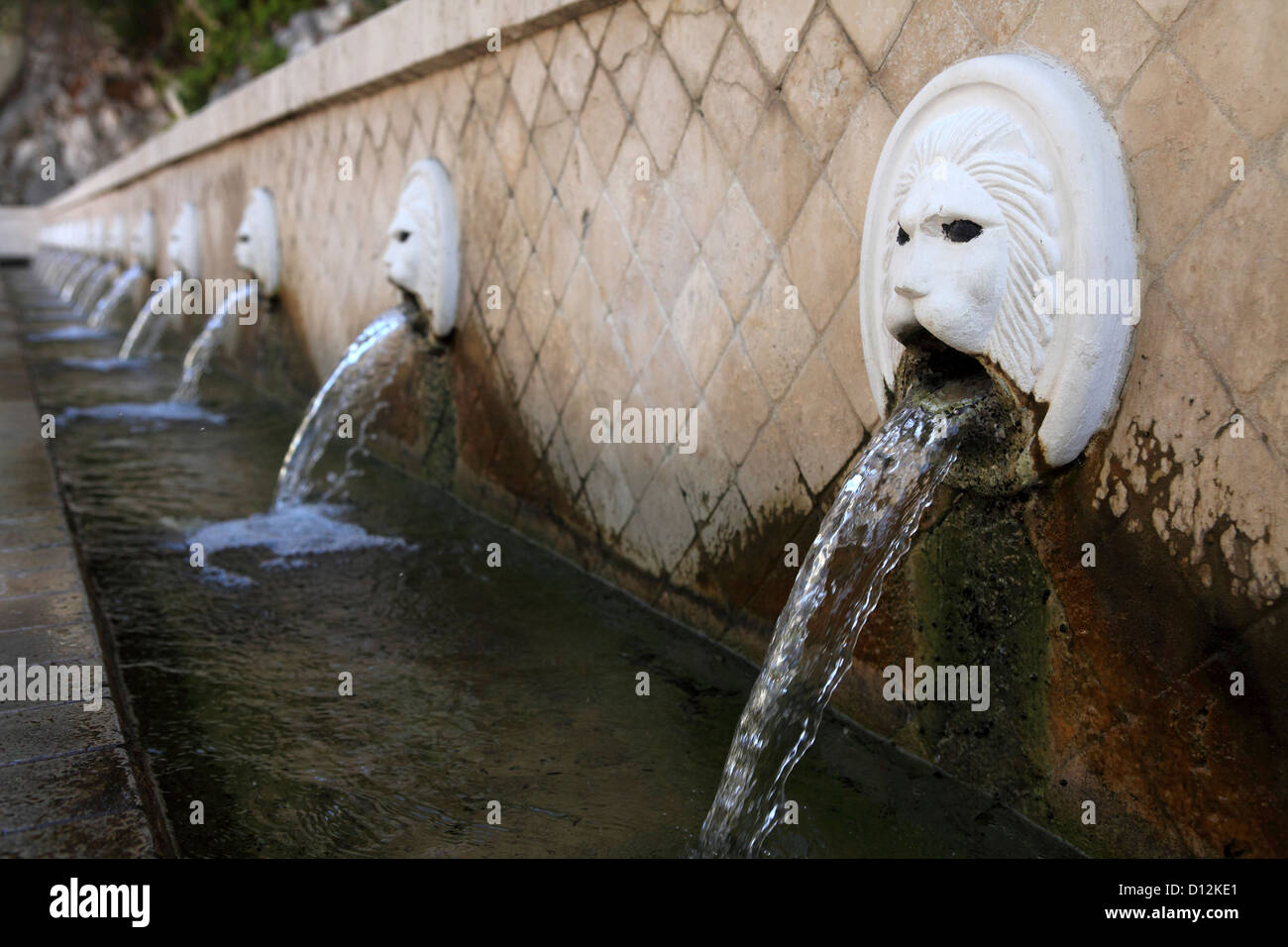L'eau jaillit du lion des fontaines dans le village de Spili en Crète ...