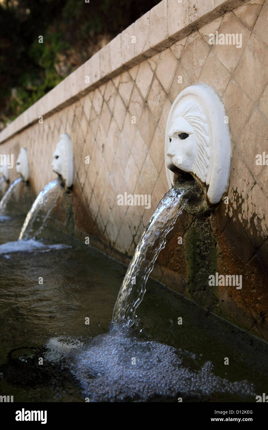 L'eau jaillit du lion des fontaines dans le village de Spili en Crète ...