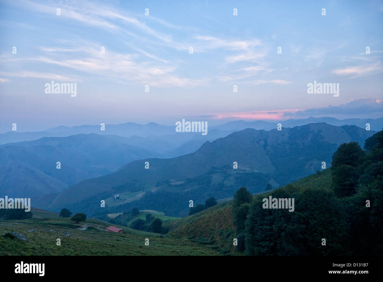 Un petit ciel rose matinal au-dessus des montagnes brumeuses des ...