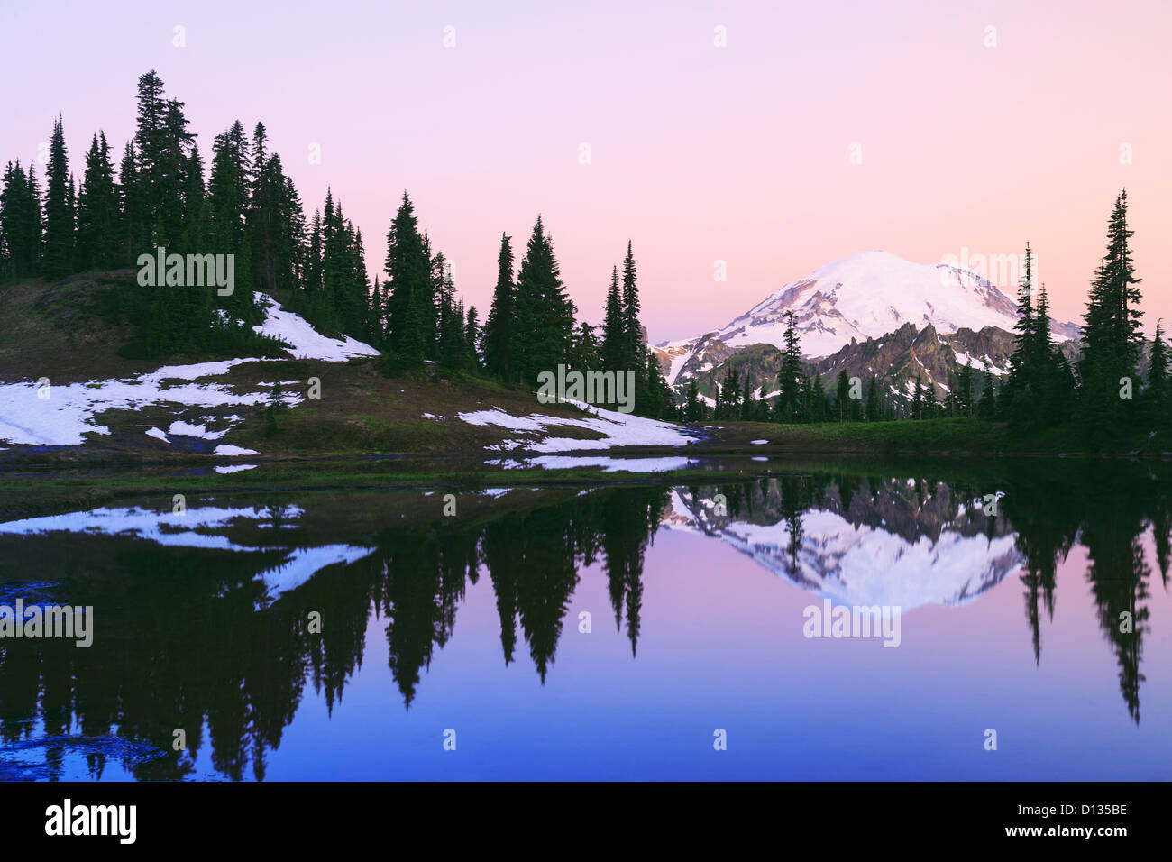 Le mont Rainier reflétée dans un étang au coucher du soleil près du lac ...