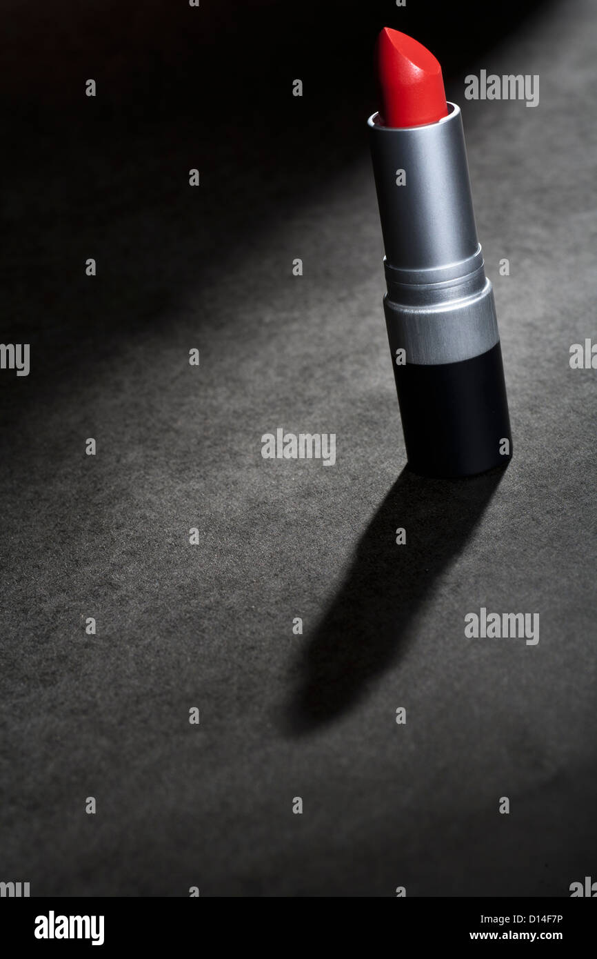 Ouvrir le tube de rouge à lèvres sur le tableau Photo Stock - Alamy