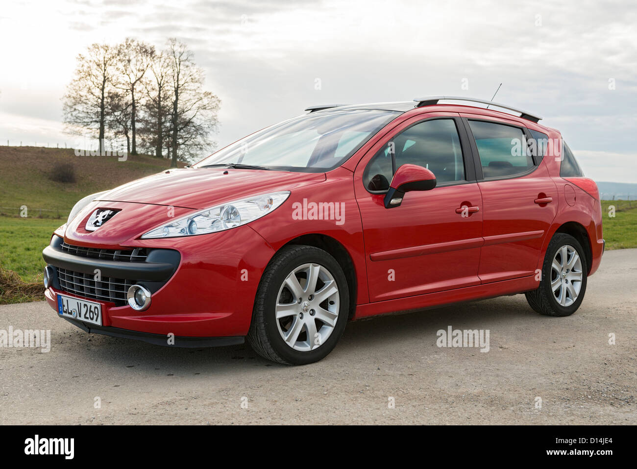 New peugeot 207 sw outdoor Banque de photographies et d’images à haute ...
