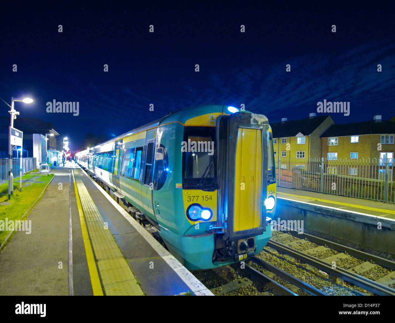 'Electrostar' sous un ciel étoilé et la lune, un train vide est à ...