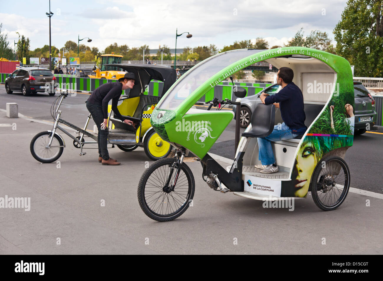 Deux types de pousse-pousse cycle et leurs pilotes dans le centre de ...