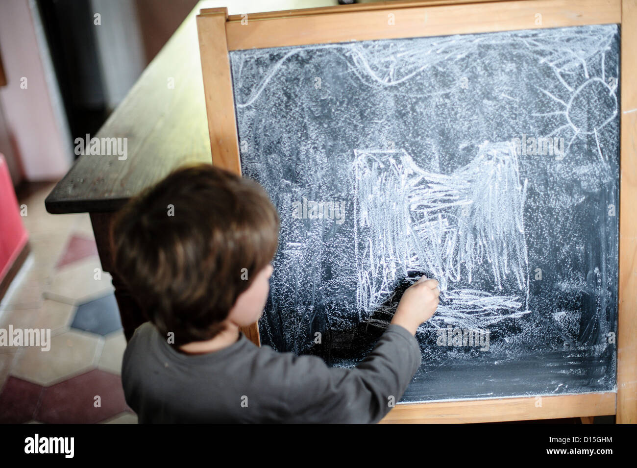Enfants de dessiner sur le tableau noir Photo Stock - Alamy