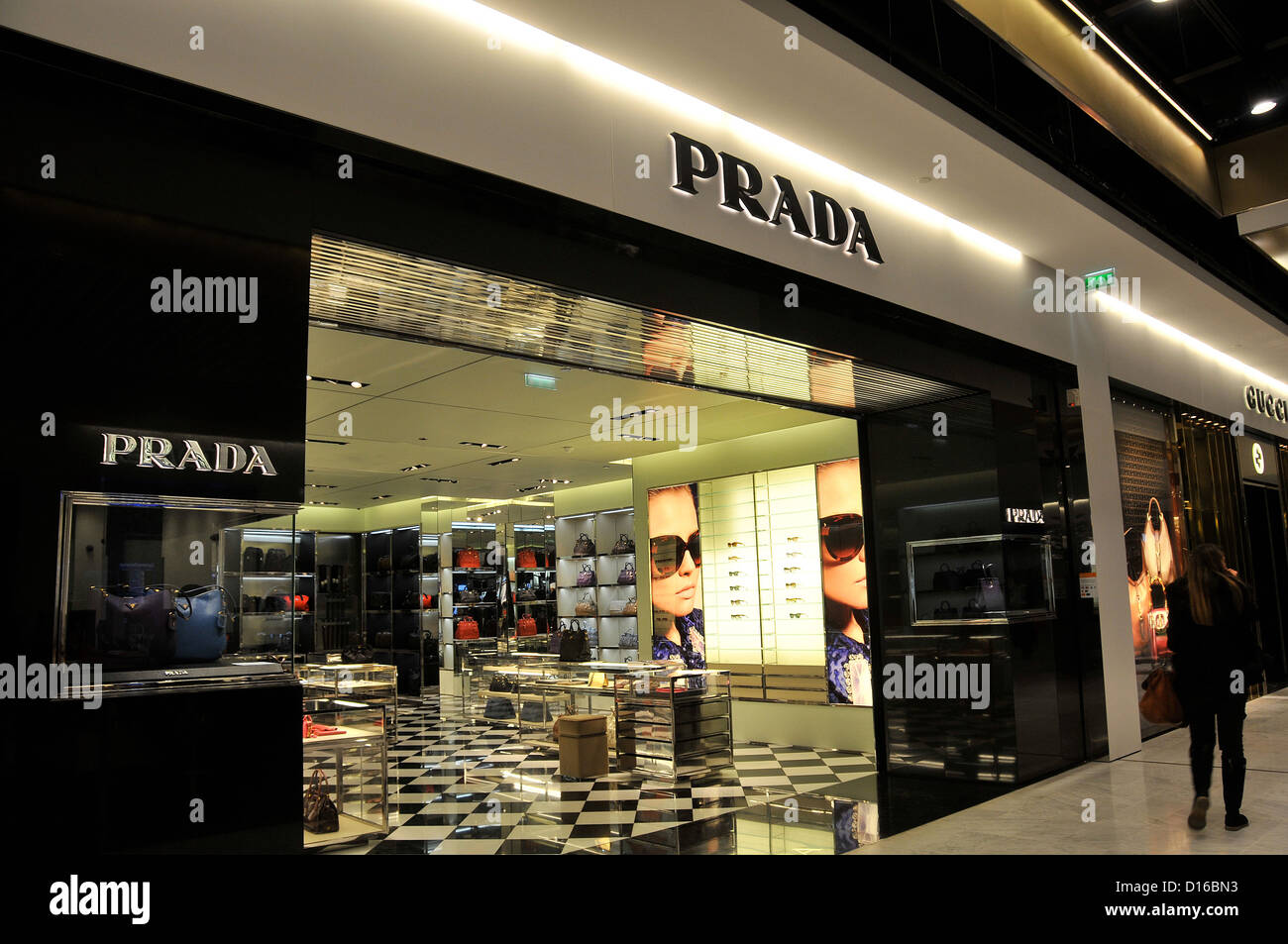 Prada paris Banque de photographies et d’images à haute résolution - Alamy