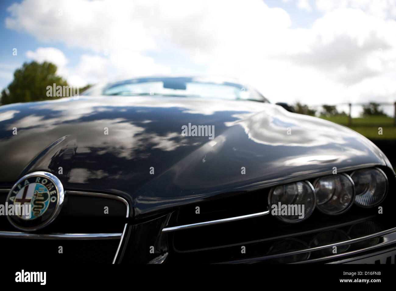 La calandre avant et d'un insigne d'une voiture Alfa Romeo noir moderne ...