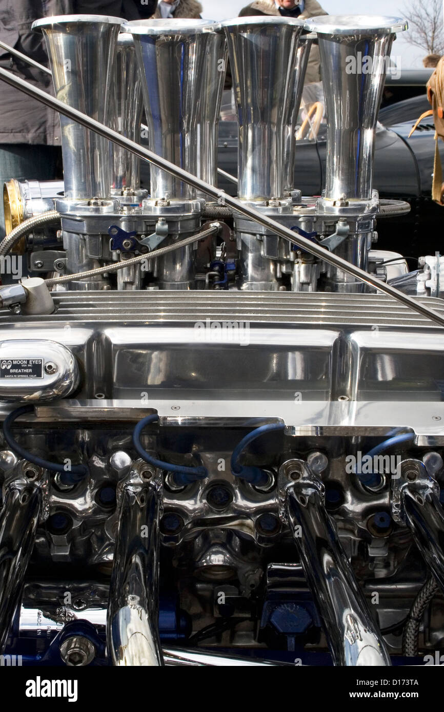 Vue latérale d'un puissant moteur V8 Photo Stock - Alamy