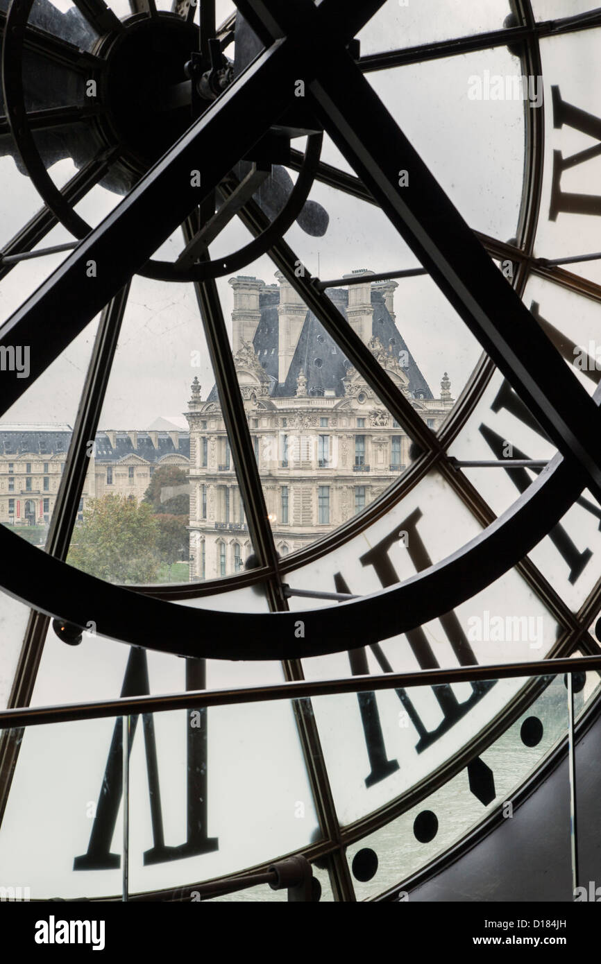 Vue à travers l'horloge géante dans le musée d'Orsay au Musée du Louvre ...