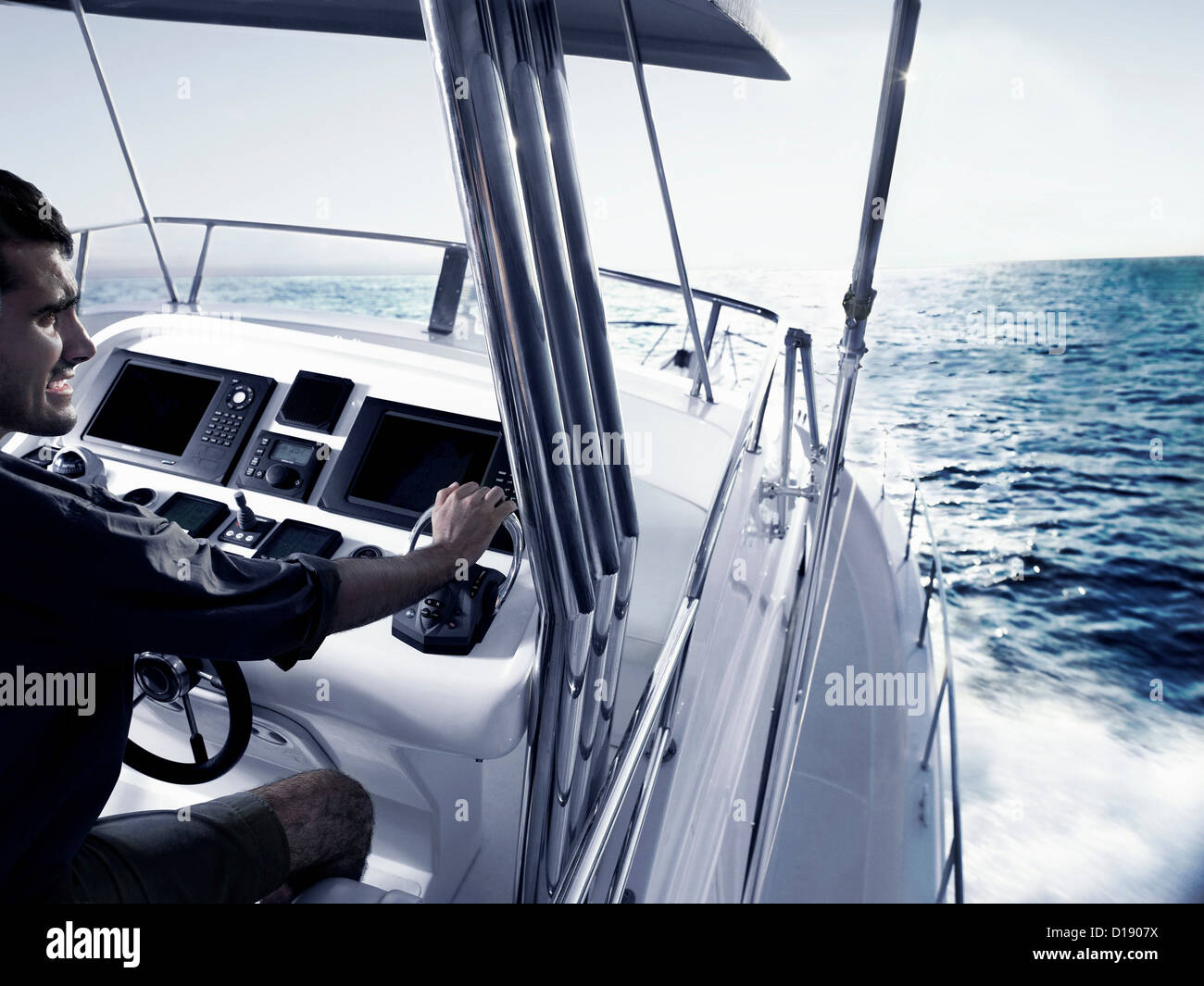 Man driving boat Banque de photographies et d’images à haute résolution ...