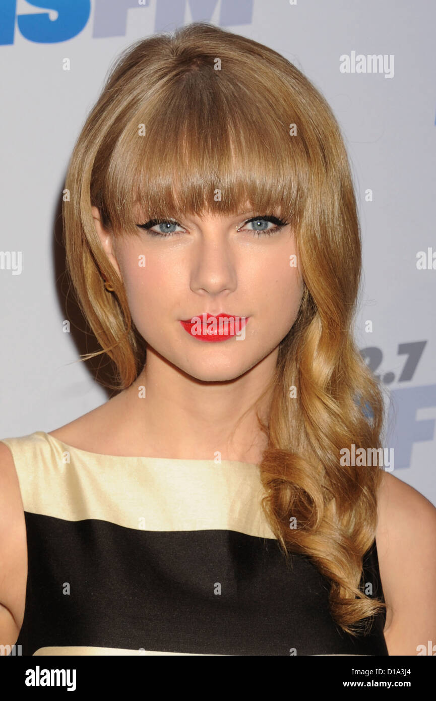 La chanteuse de country TAYLOR SWIFT-nous en décembre 2012. Photo ...