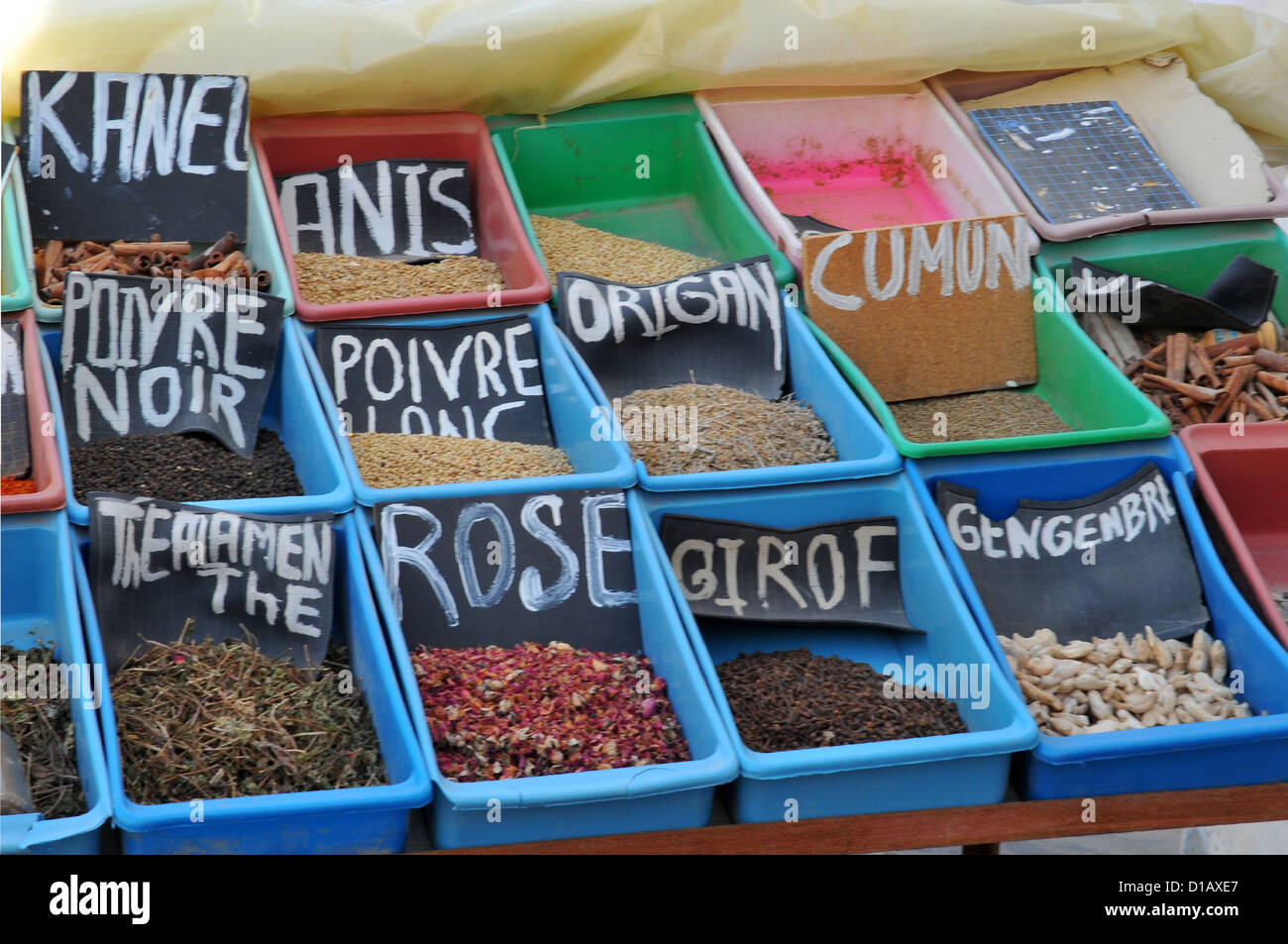 Les épices dans un marché en Tunisie Photo Stock - Alamy