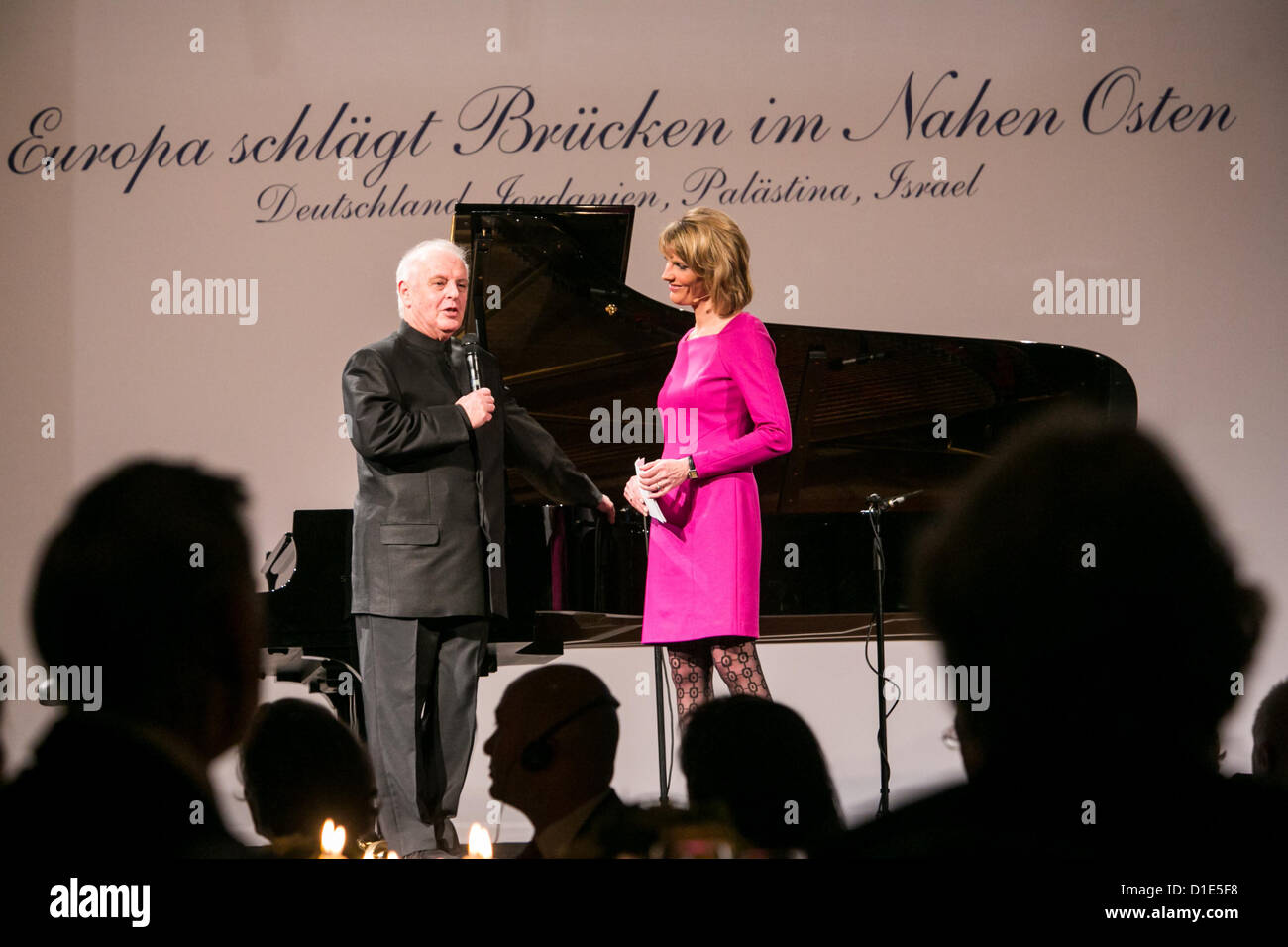 Daniel Barenboim dirigent und die Moderatorin Marietta Slomka am 16.12. ...