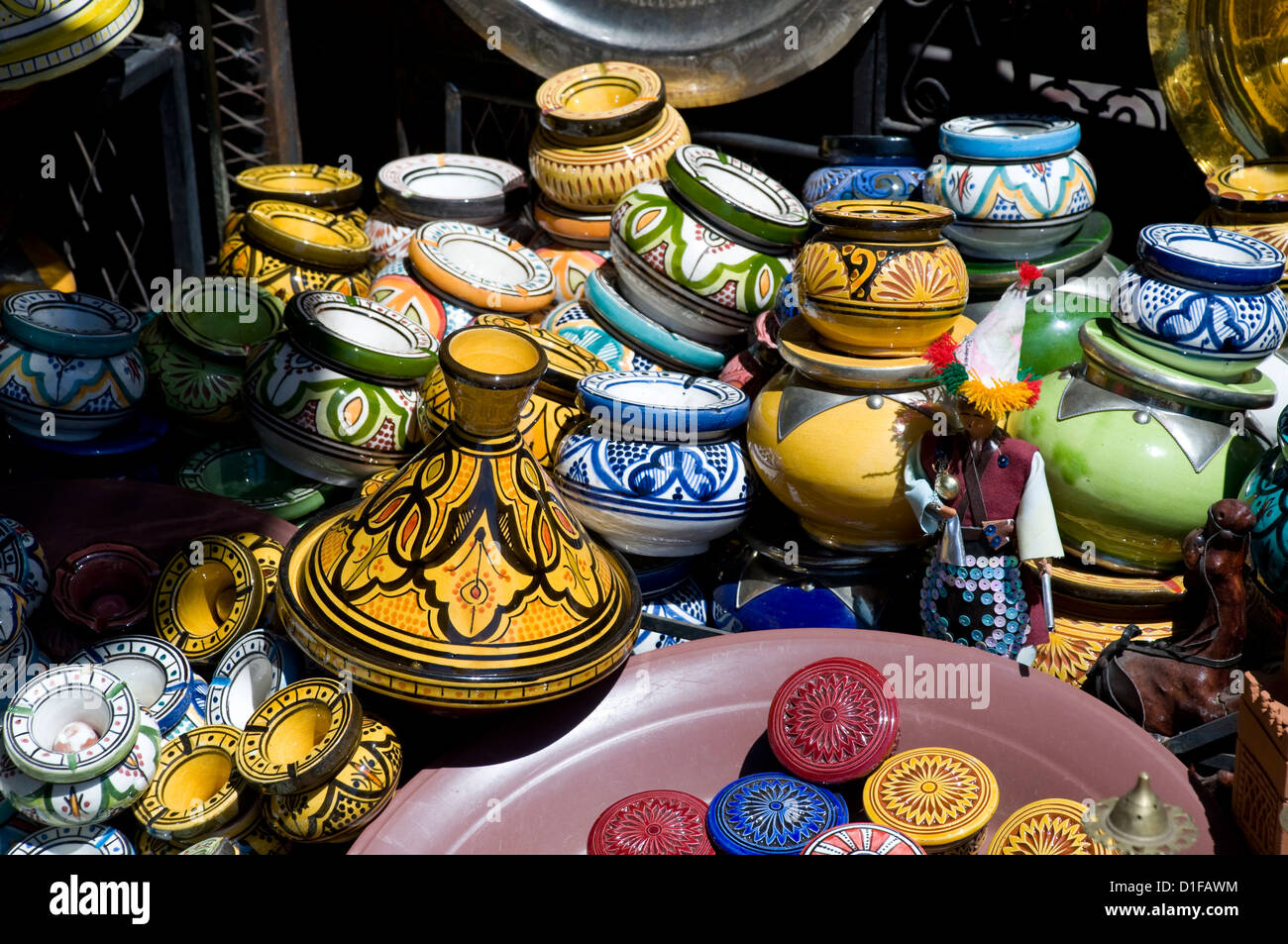 Pots de céramique colorée à vendre dans le souk de Marrakech, Maroc ...