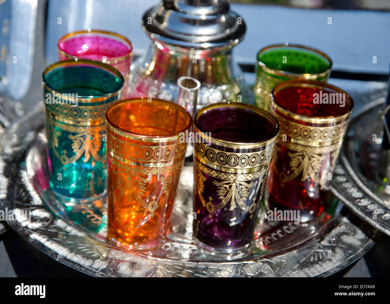 Un ensemble de verres à thé coloré en vente au souk, à Marrakech, Maroc ...