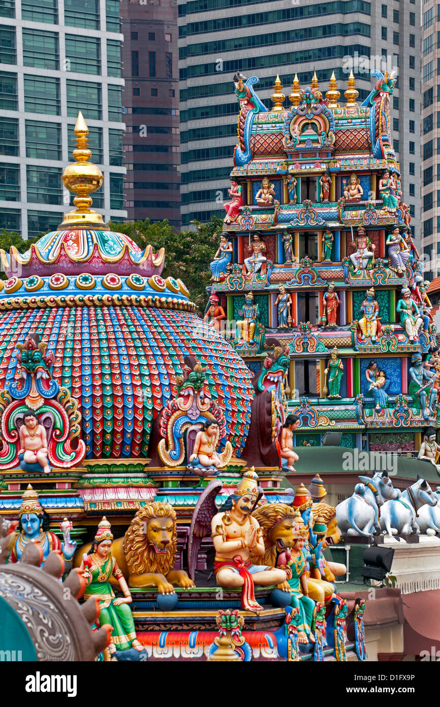De près de l'Gopuram du Temple Sri Mariamman, un temple de style ...