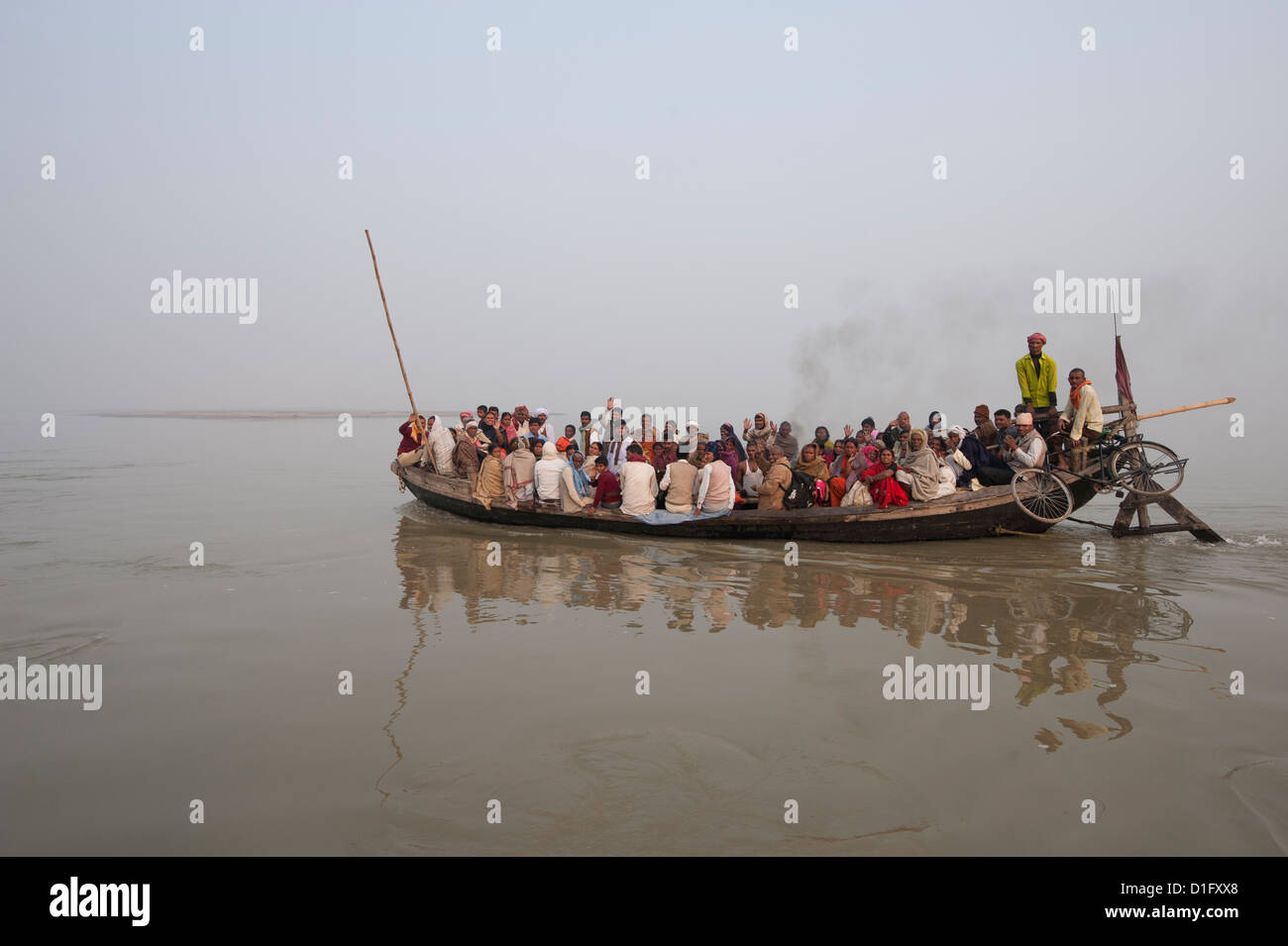 Ferry traversant le fleuve Gange, transportant les villageois et un ...