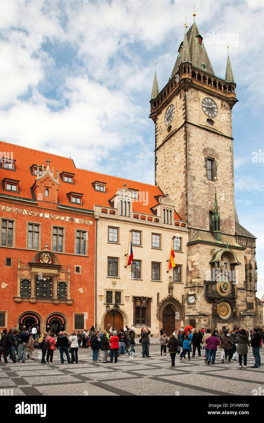 La tour du vieil hôtel de ville et des immeubles en Staroměstské ...