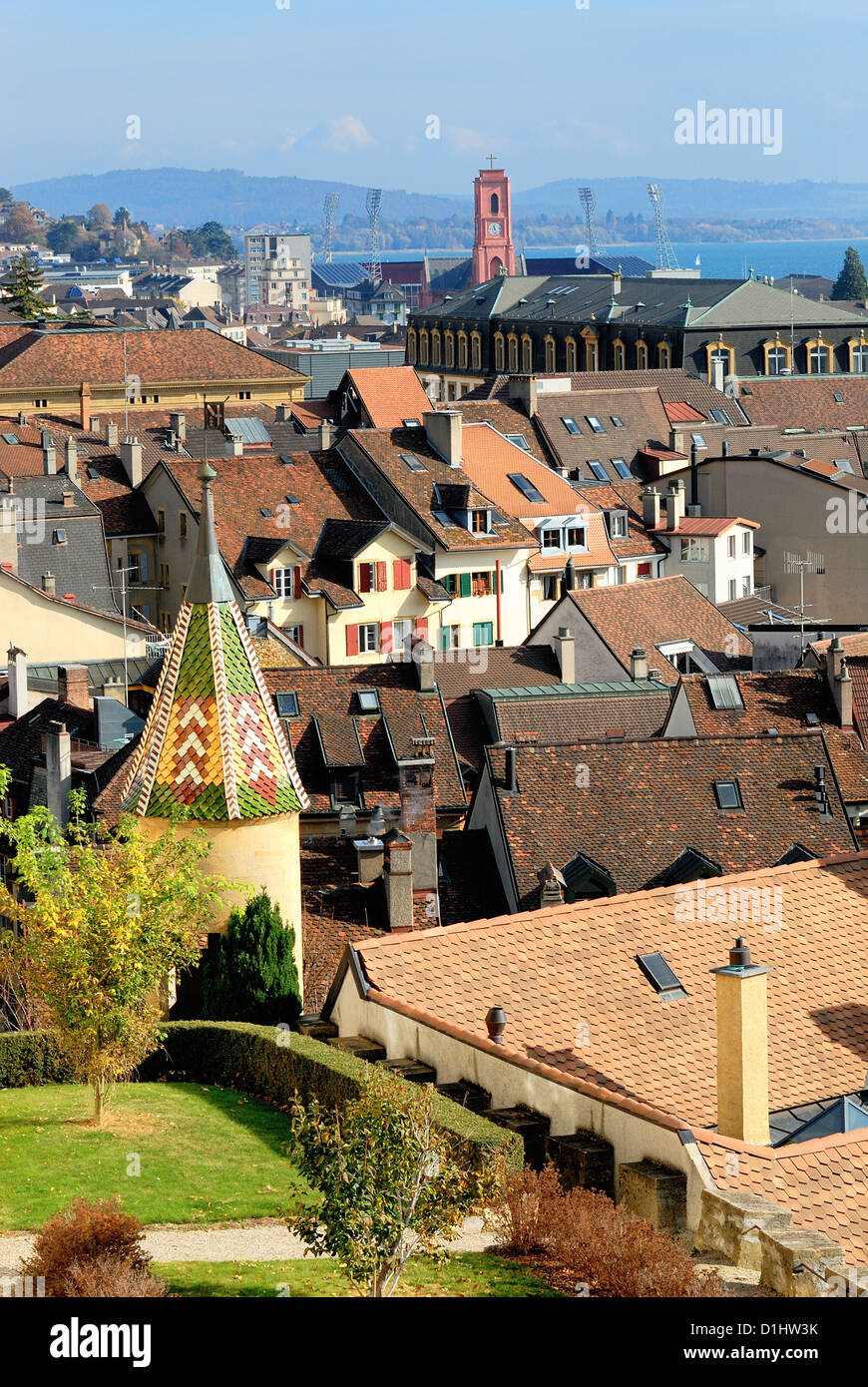 Vue de la ville de Neuchâtel et le lac de la Collegiale place, Suisse ...