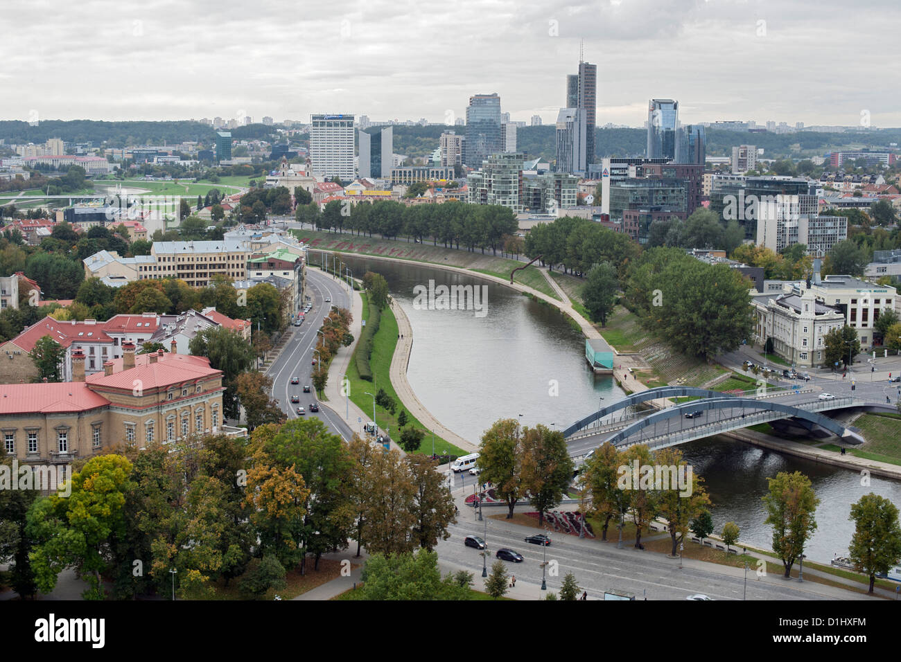 Vue depuis la tour de Gediminas de l'autre côté de la rivière Vilnia ...