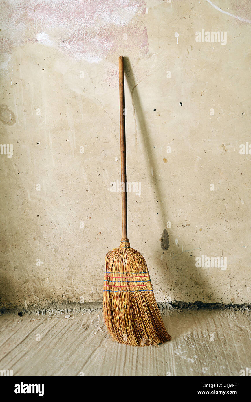 Vieux balai Banque de photographies et d’images à haute résolution - Alamy