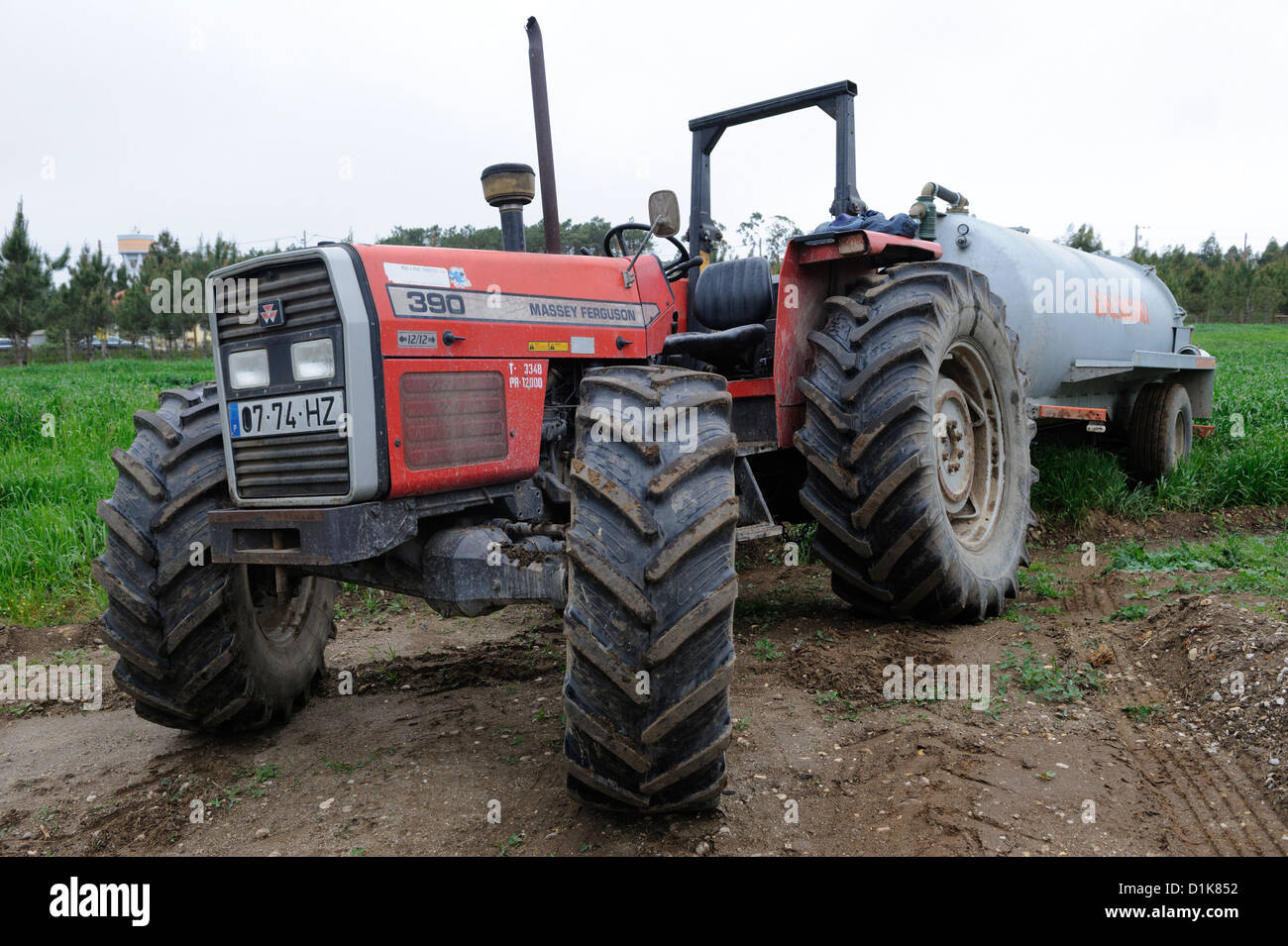Tracteurs rouges Banque de photographies et d’images à haute résolution ...
