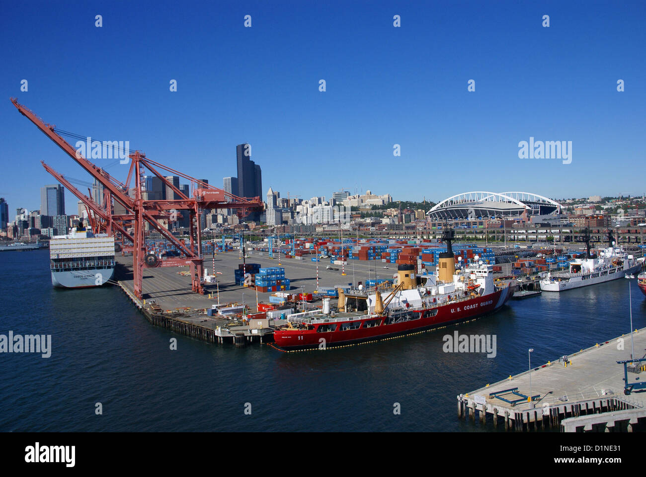 SEATTLE WASHINGTON 27 JUN 2008 - US Coast Guard ship sur front de mer ...