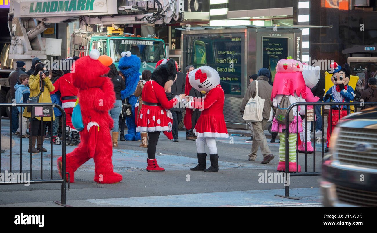 Des personnages costumés swarm Times Square à New York qui pose pour ...