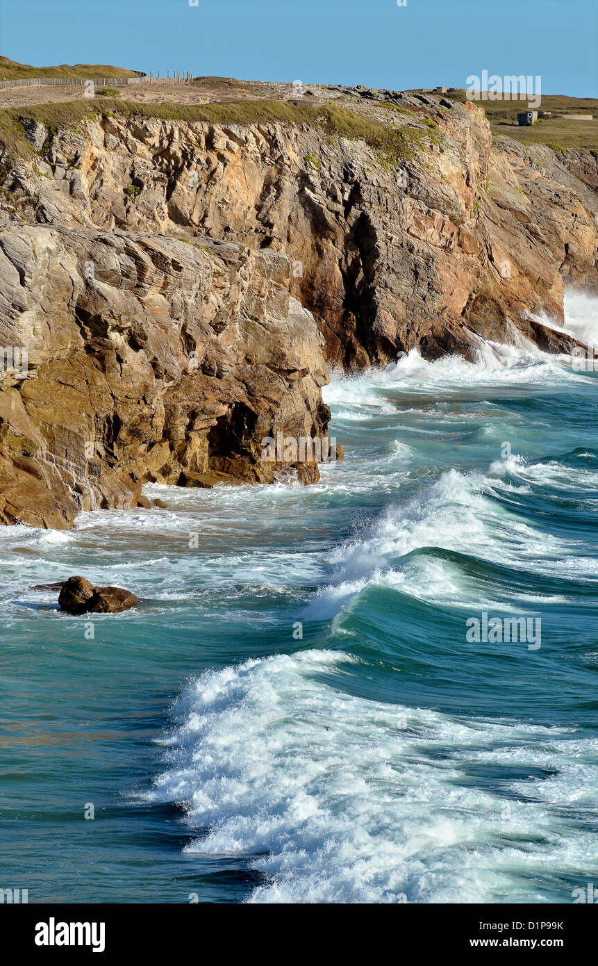 Côte Rocheuse de côte sauvage avec mer modérée de la presqu'île de ...