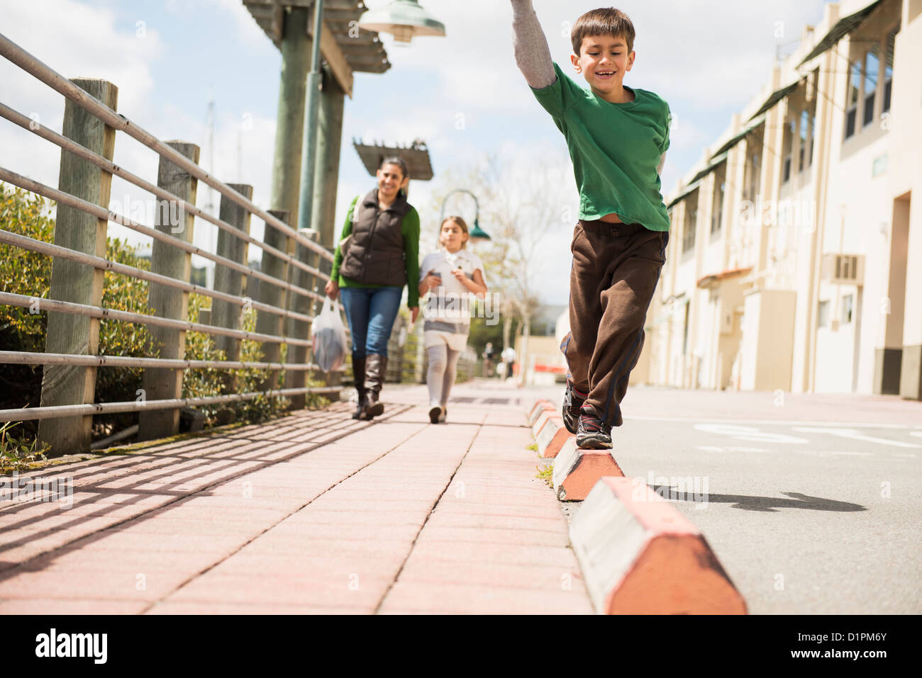 Au bord du trottoir Banque de photographies et d’images à haute ...