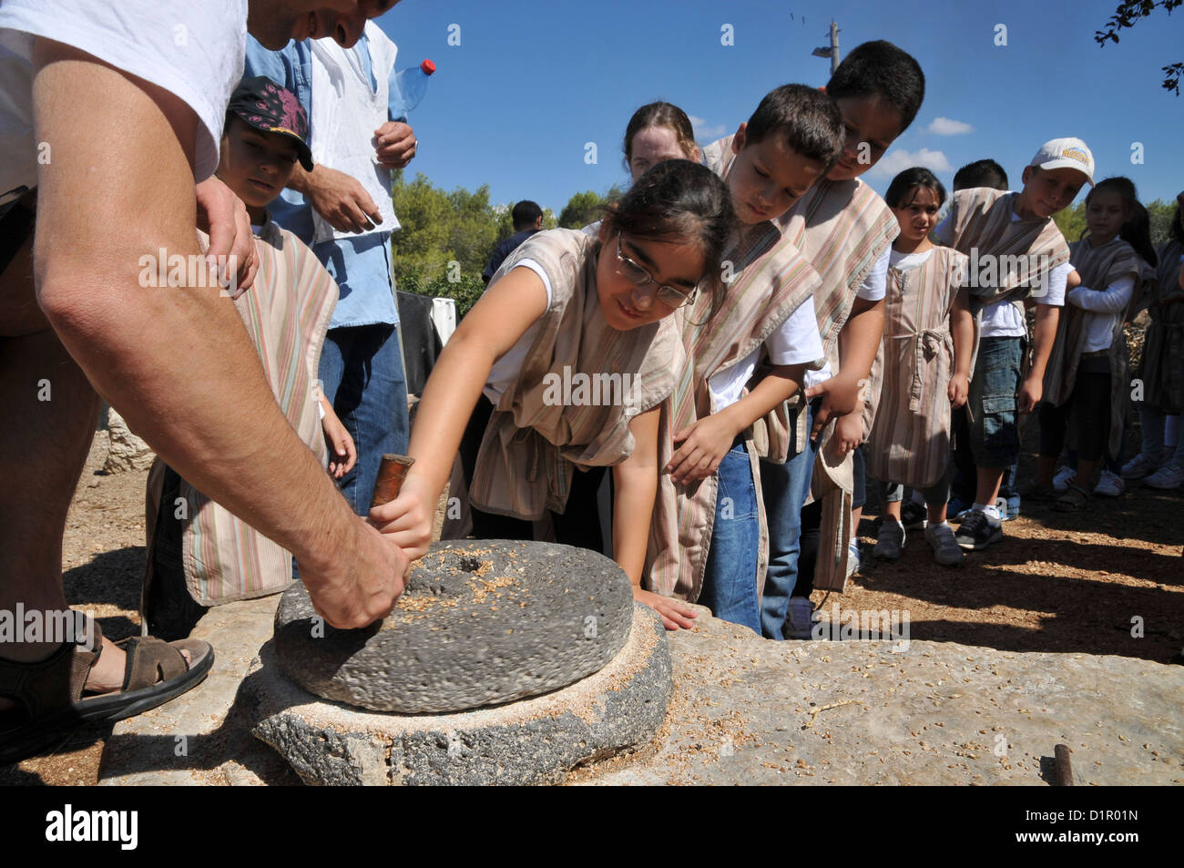 Les enfants font l'expérience de l'utilisation d'une meule manuelle ...