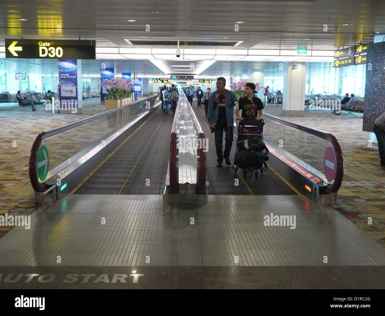 Airport and escalator Banque de photographies et d’images à haute résolution - Alamy